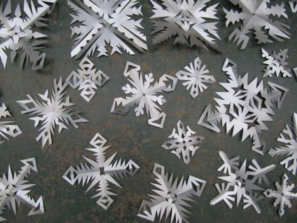 40 DIY Recycled Christmas Decorations (With Instructions!)